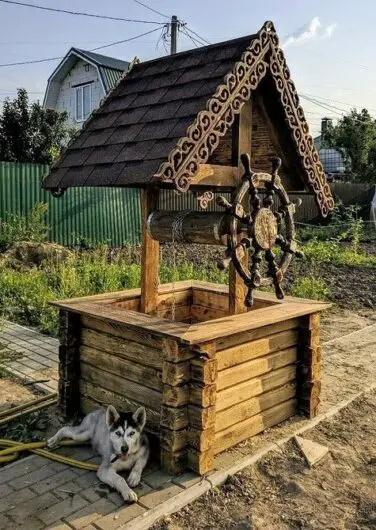 De Ce Miroase Urat Apa Din Fantana?